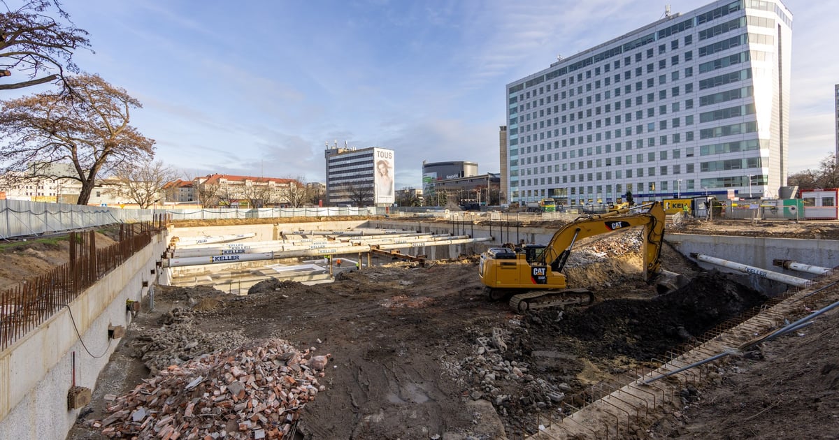 Duże zmiany przy dawnym Hotelu Wrocław. Była stacja i parking, będą bi ...