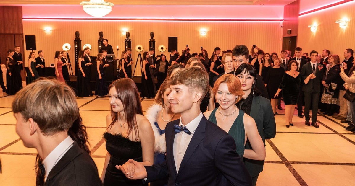 Studniówka X LO im. Stefanii Sempołowskiej już za nami. Uczniowie zacz ...