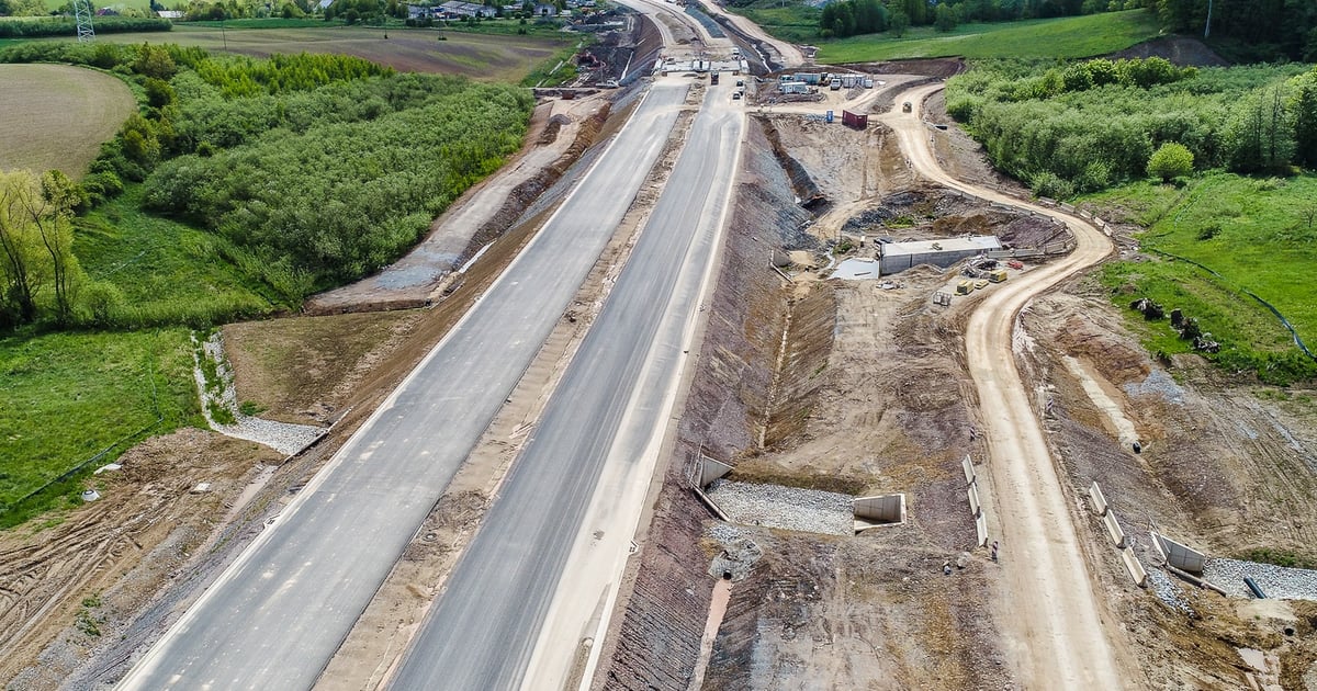 Budowa drogi ekspresowej S3 na Dolnym Śląsku z lotu ptaka. Tunel gigan... Zdjęcie 5/29