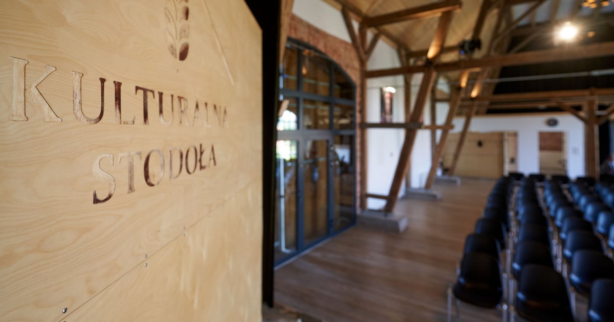 Kulturalna Stodoła. Artysta z Neo-Nówki i jego żona stworzyli pod Wroc ...
