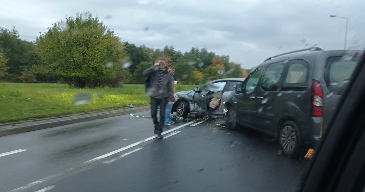 Groźny wypadek na Maślicach. Jedna osoba ranna. Uwaga na utrudnienia