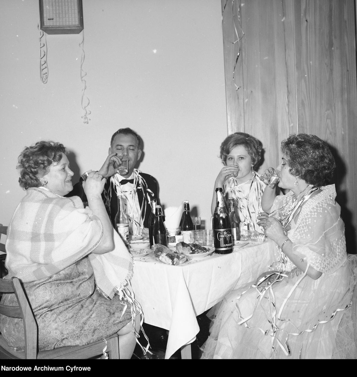 Sylwester w PRL-u. Bale dla przodowników pracy, prywatki i dużo sponta ...