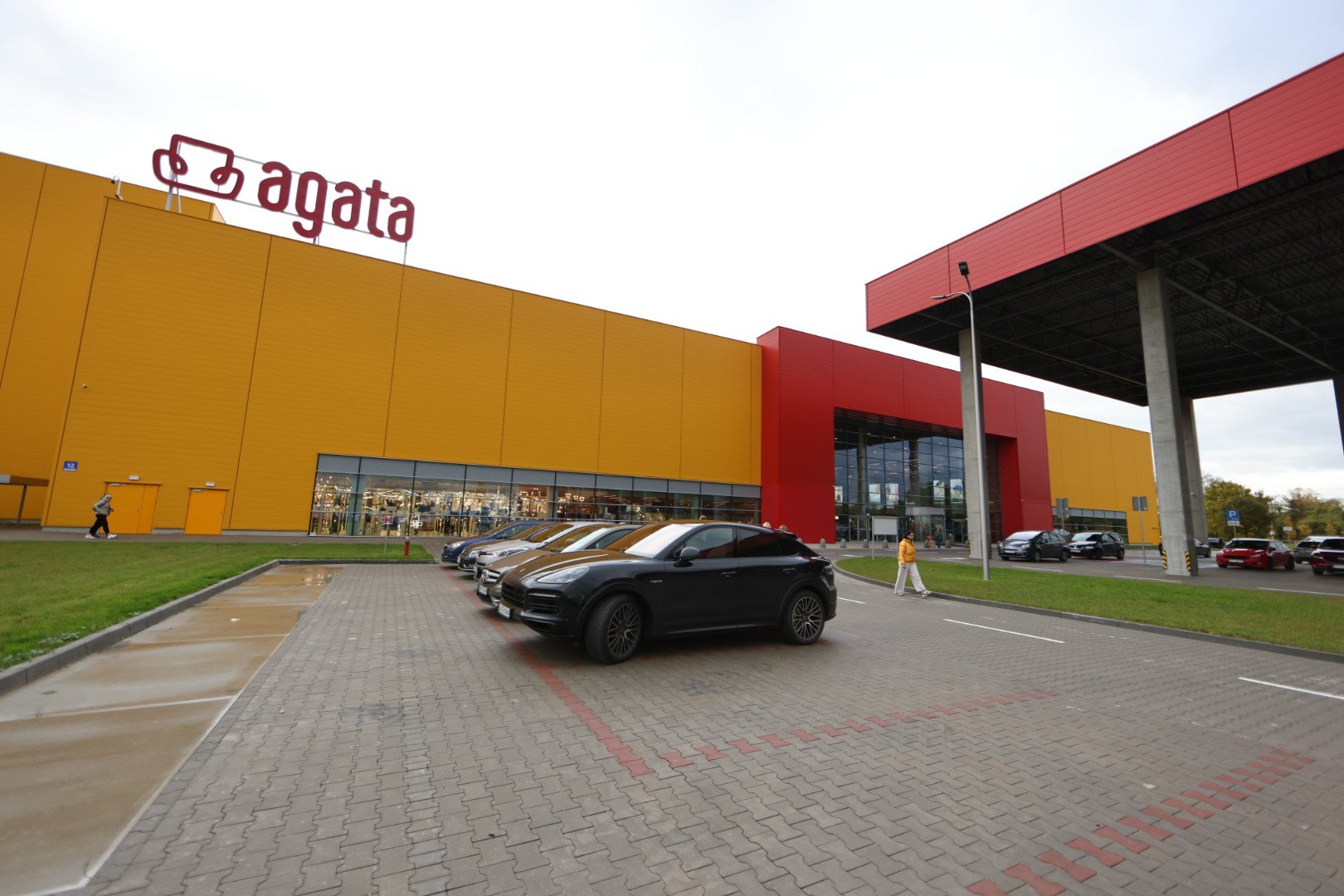 Nowy, olbrzymi sklep meblowy Agata Meble otwarto we Wrocławiu przy Pap ...