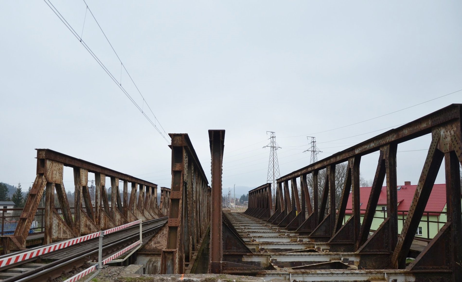 Trwa remont XIX-wiecznych mostów kolejowych na trasie Wrocław - Karkonosze. Zobacz postęp prac