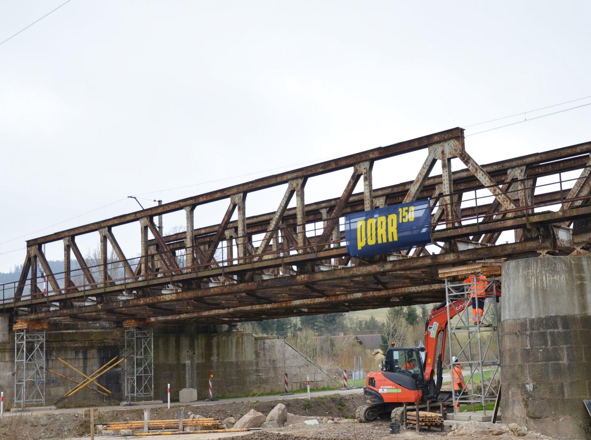 Trwa remont XIX-wiecznych mostów kolejowych na trasie Wrocław - Karkonosze. Zobacz postęp prac