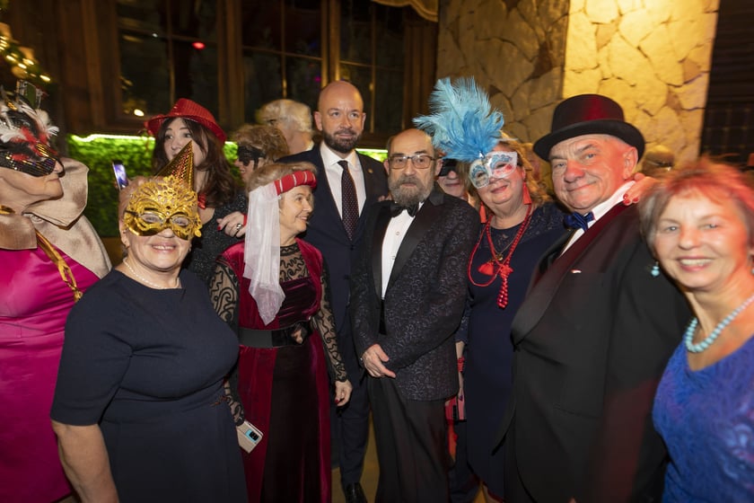 Zobacz, jak bawili się wrocławscy seniorzy na balu maskowym. Może znaj ...