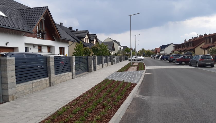 Baza Wrocławskich Inwestycji. Przebudowa drogi wraz z odwodnieniem, oświetleniem i MKT w ul ...