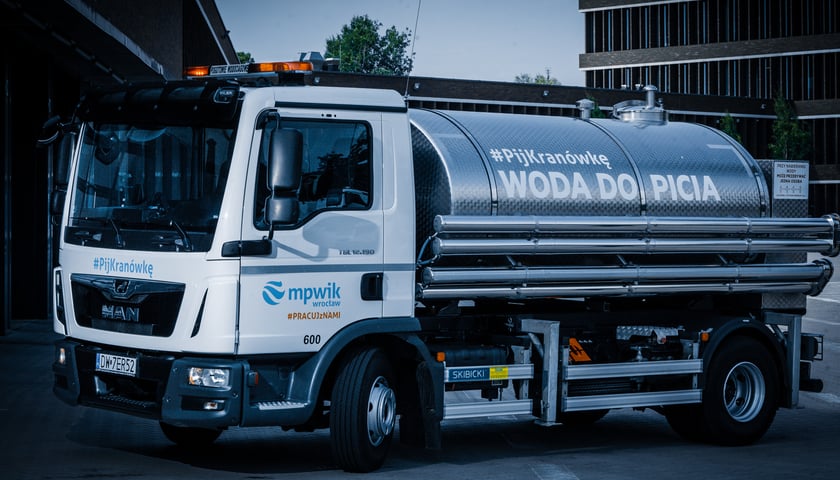 Awaria i brak wody. Podstawiono cysternę