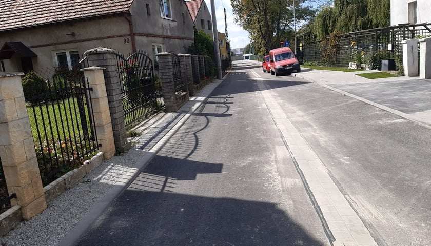 Baza Wrocławskich Inwestycji. Budowa nawierzchni docelowej wraz z odwodnieniem w ul. Zarembowicza