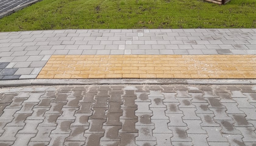 Budowa kanalizacji sanitarnej oraz nawierzchni docelowej wraz z odwodnieniem i oświetleniem w ul ...