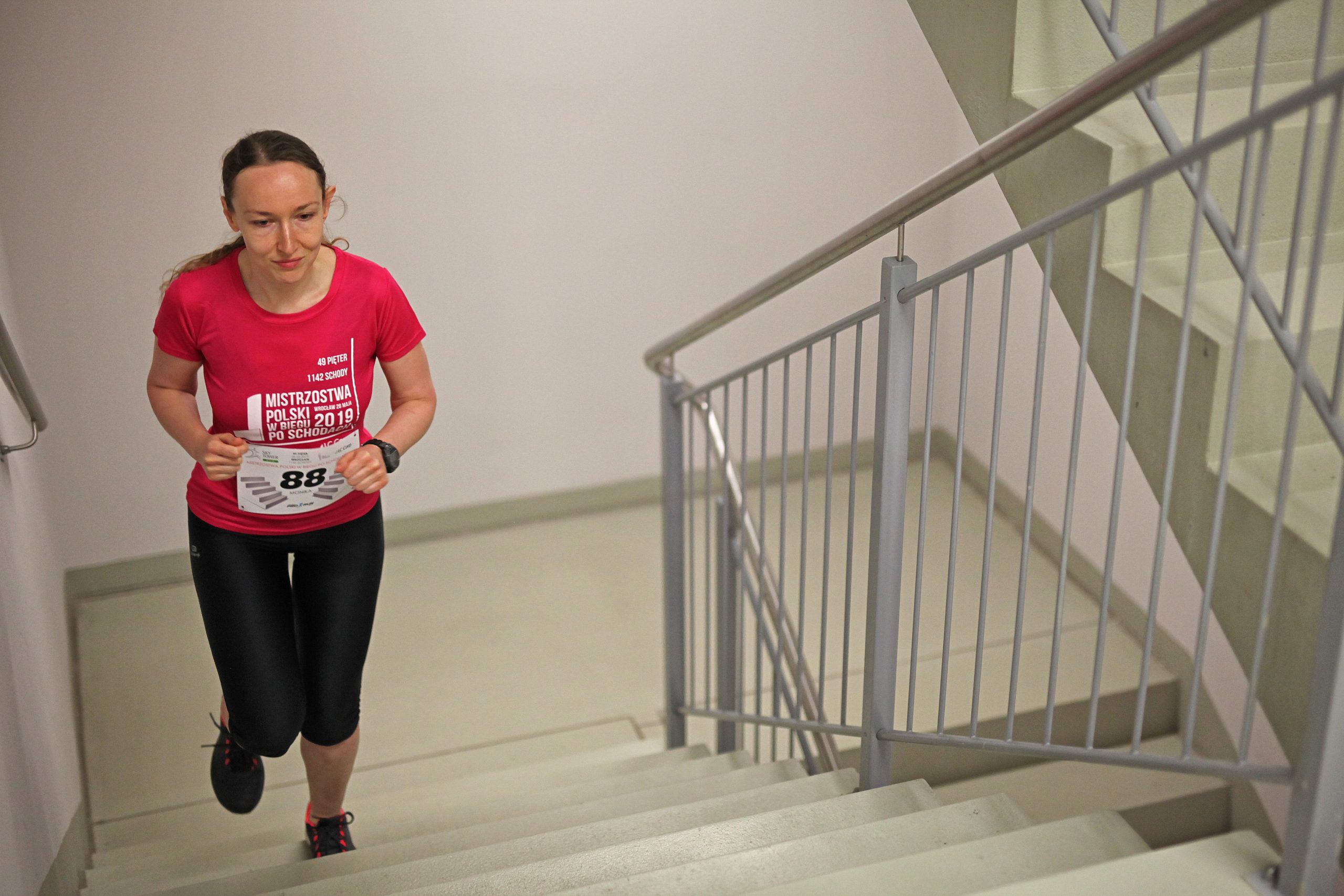 Sky Tower Run 2022. Pokonaj 1142 schodów i wbiegnij na Sky Tower [DATA ...