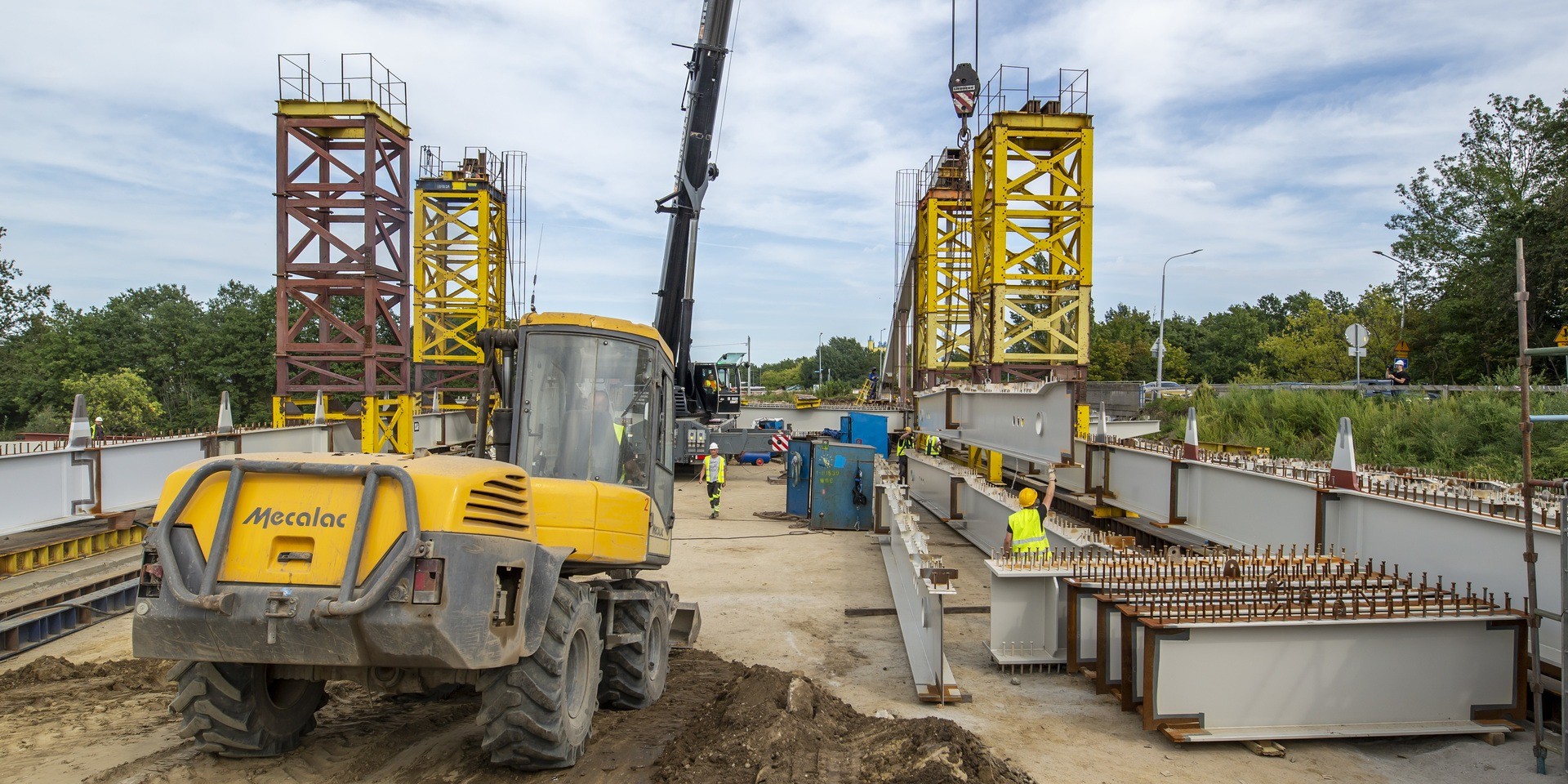 Na mostach Chrobrego jest już pierwsza sekcja łuków. To początek ...