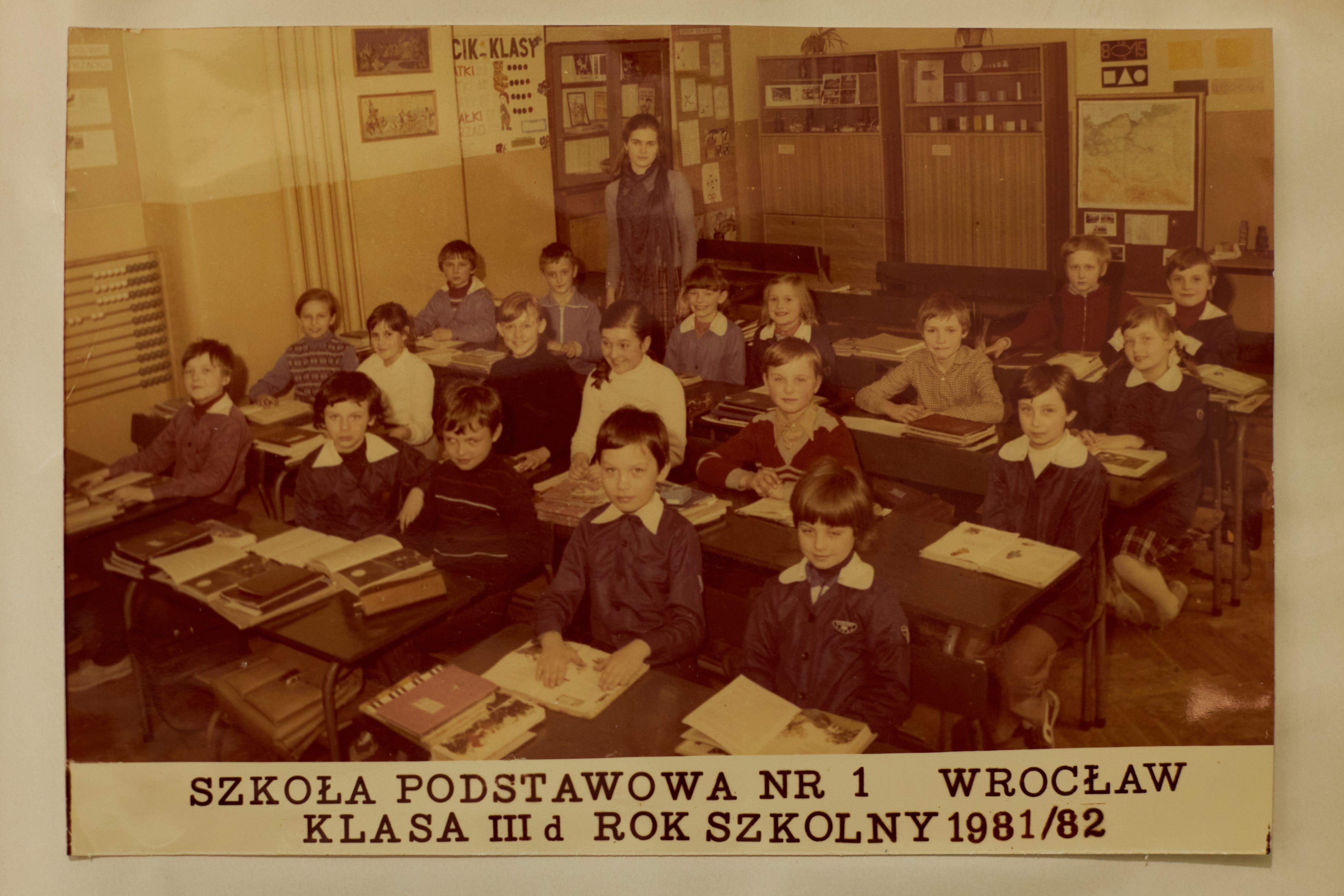 Zobaczcie stare zdjęcia z kronik szkolnych SP nr 1 we Wrocławiu. Znajd ...