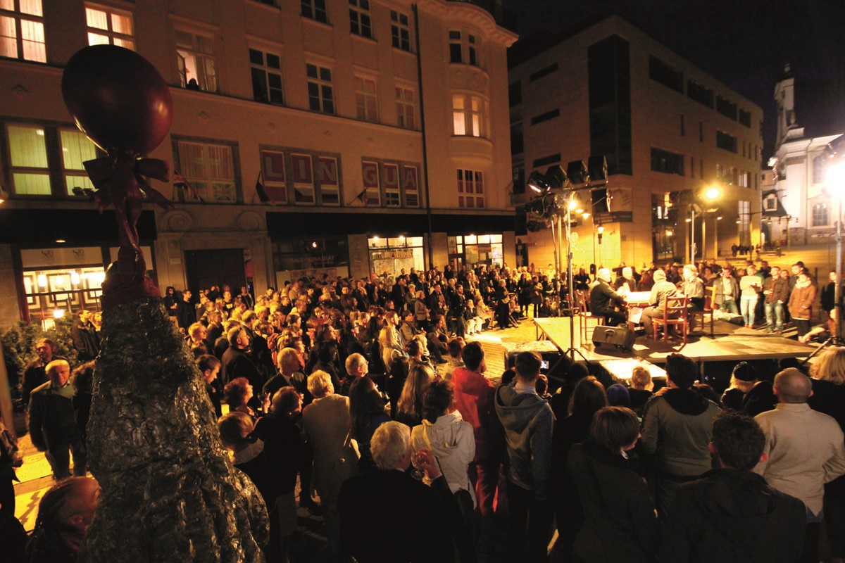 Kultowa kawiarnia Kalambur we Wrocławiu ma 40 lat. Zmarł Bogusław Litwiniec