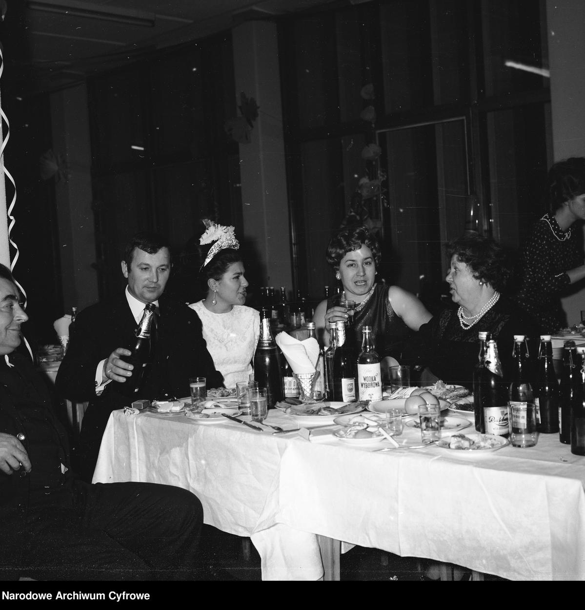 Sylwester w PRL-u. Bale dla przodowników pracy, prywatki i dużo sponta ...