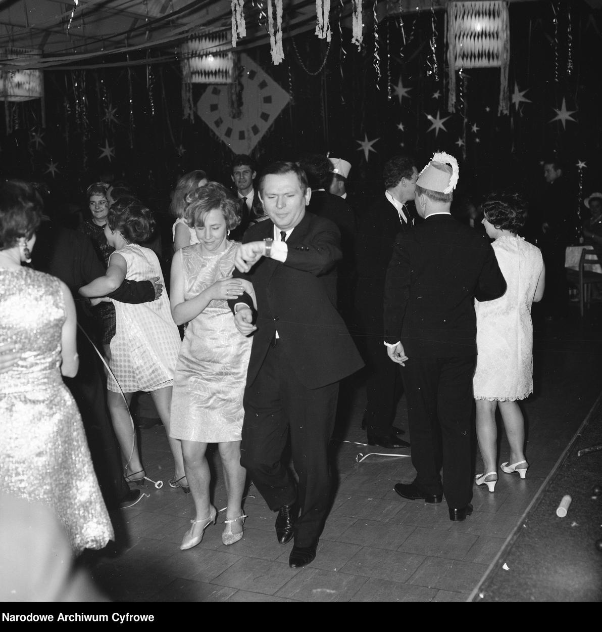 Sylwester w PRL-u. Bale dla przodowników pracy, prywatki i dużo sponta ...