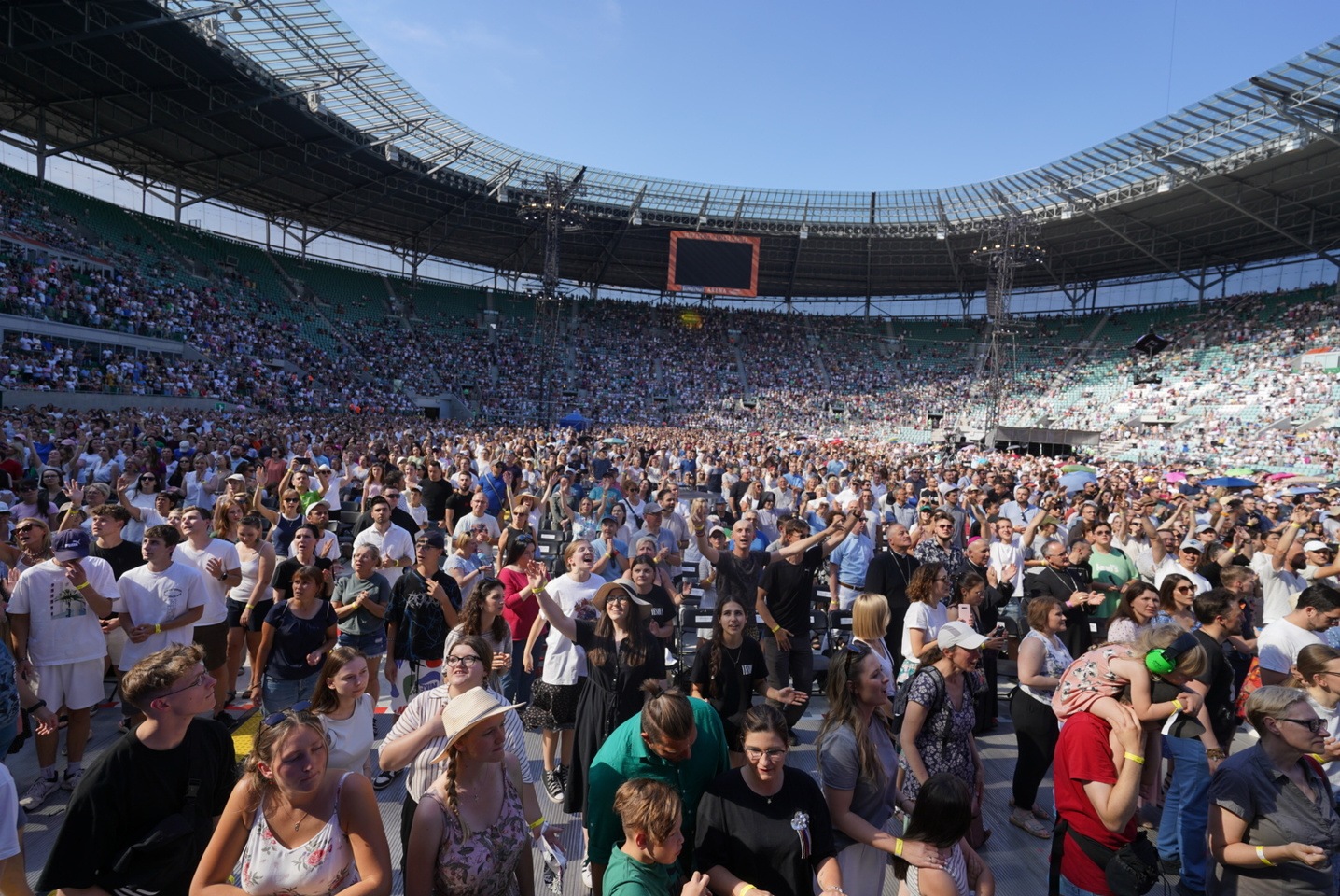 ChwałaMu 2023 na Tarczyński Arena Wrocław. Tłumy na koncercie i modlit ...