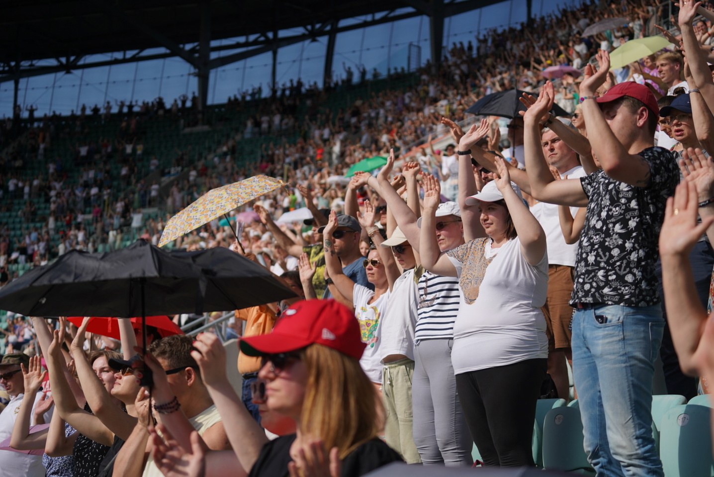 ChwałaMu 2023 na Tarczyński Arena Wrocław. Tłumy na koncercie i modlit ... ChwałaMu 2023 na Tarczyński Arena Wrocław. Tłumy na koncercie i modlit ...