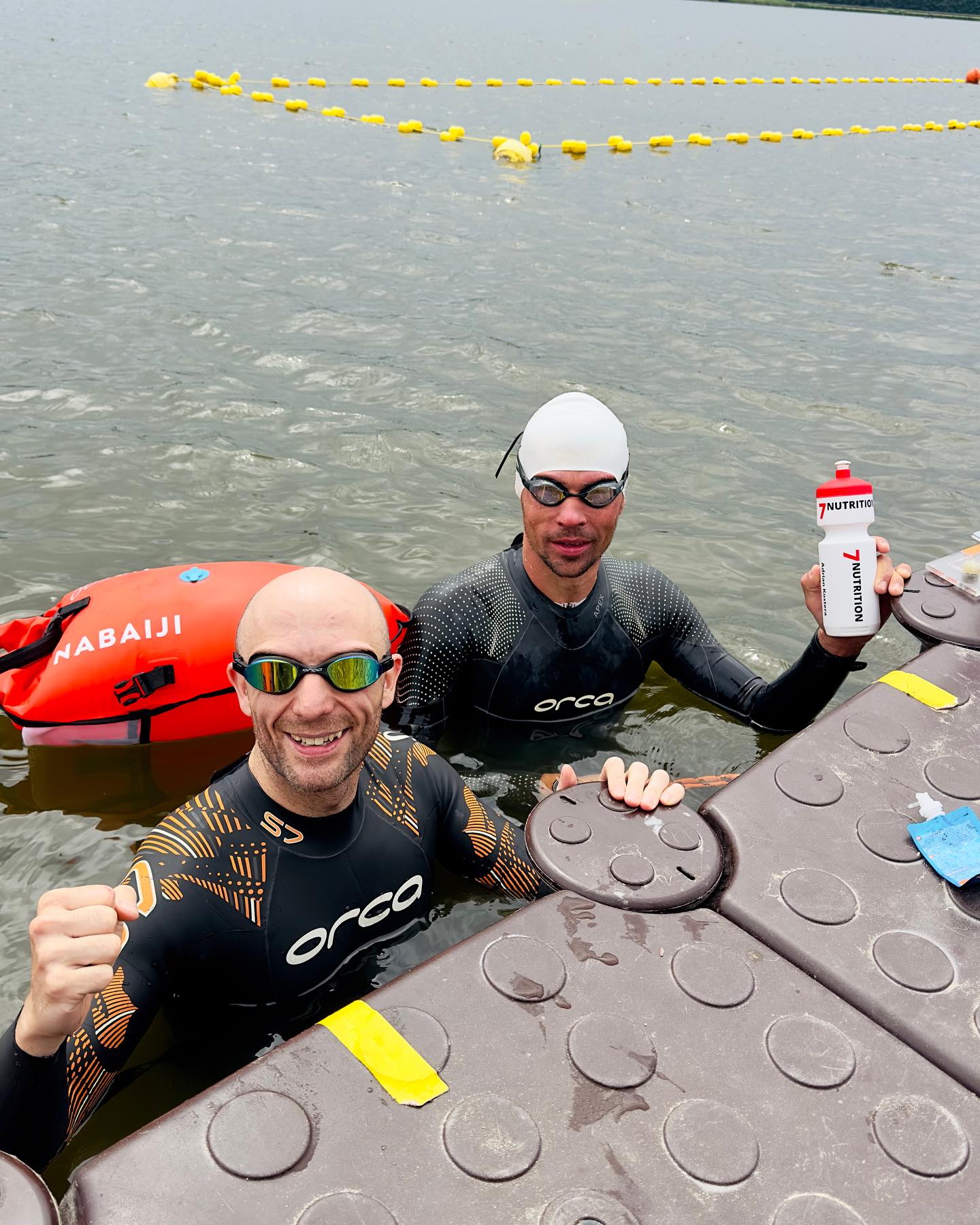 Adrian Kostera zbliża się do końca części pływackiej wyzwania 365 Tria ...