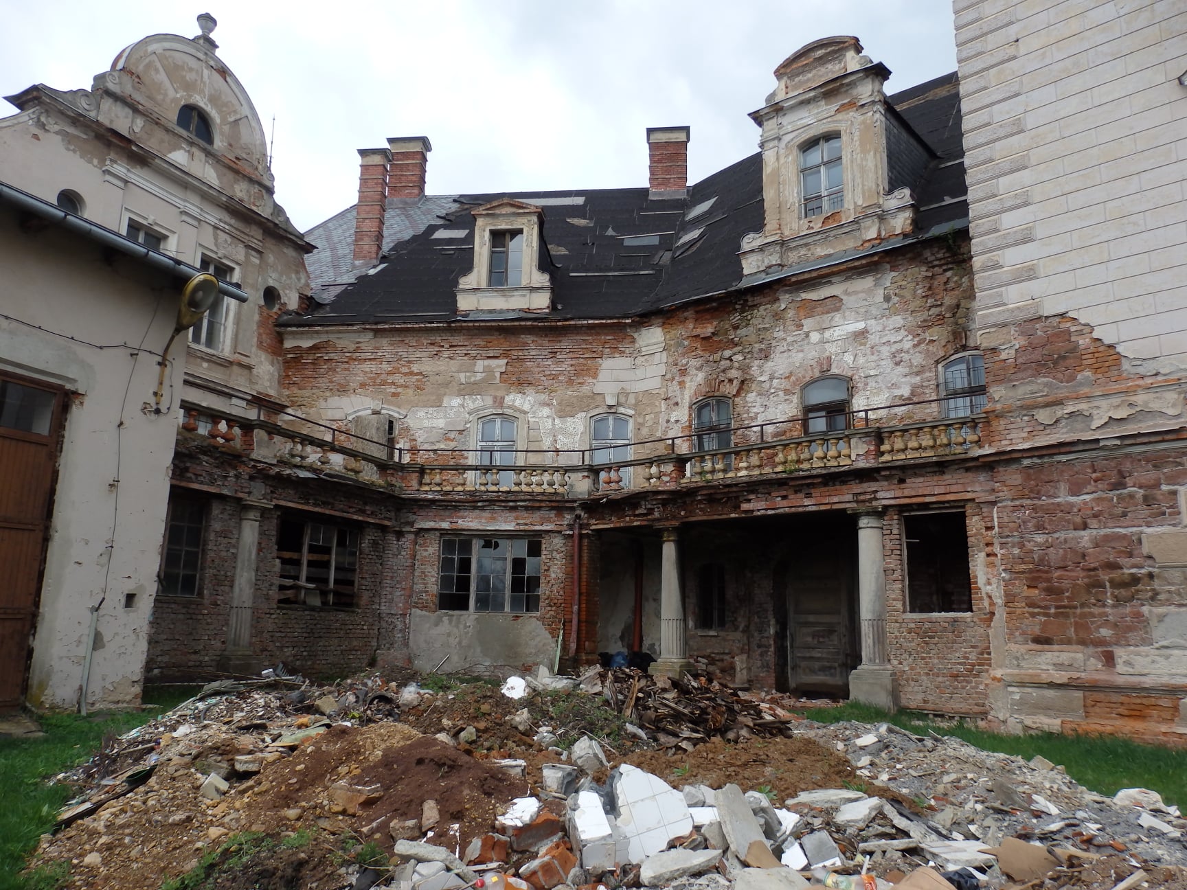 Kto uratuje to miejsce? Pałac w Bożkowie wciąż na sprzedaż. Cena? Półd ...