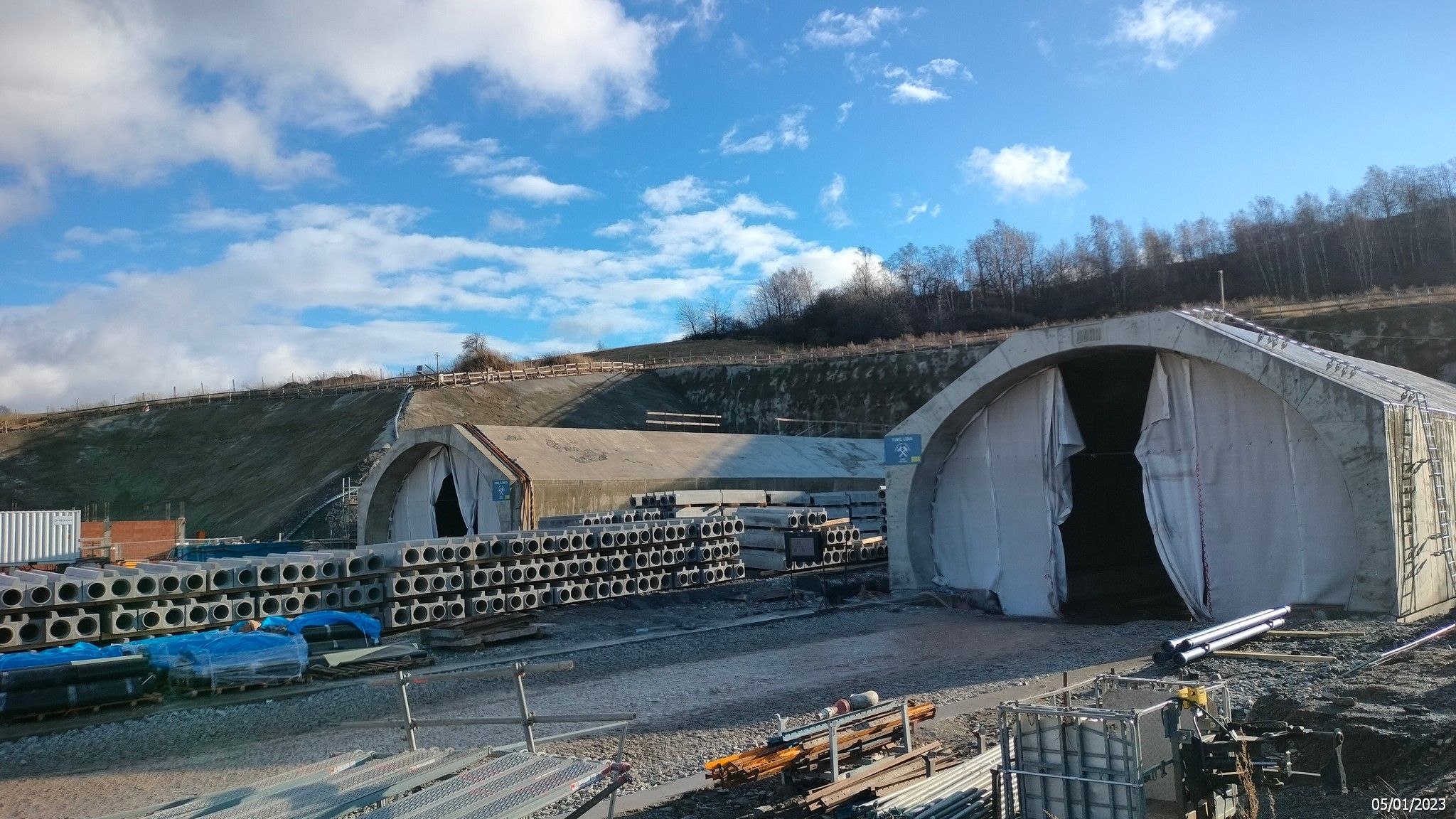 Budują olbrzymi tunel na drodze S3 na Dolnym Śląsku. Zobacz zdjęcia or ... Budują olbrzymi tunel na drodze S3 na Dolnym Śląsku. Zobacz zdjęcia or ...