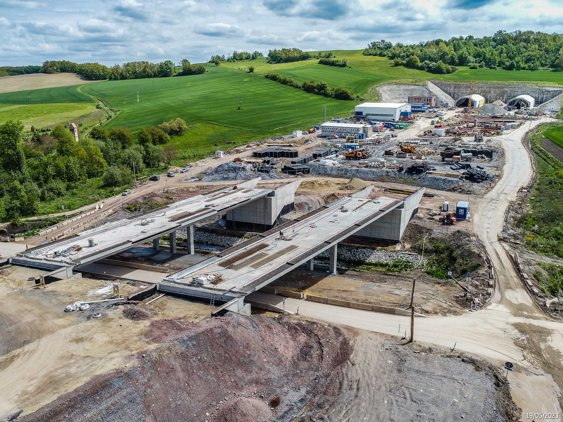 Budowa drogi ekspresowej S3 na Dolnym Śląsku z lotu ptaka. Tunel gigan... Zdjęcie 8/29