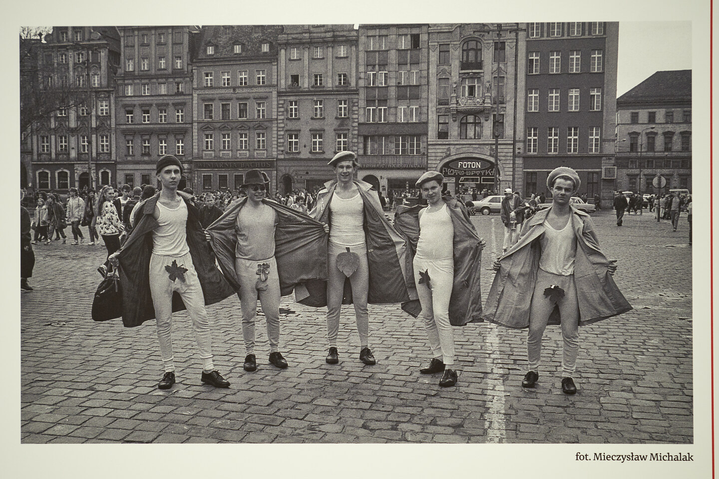 Oto, jak ubierali się Polacy w trudnych latach 80. Moda stanu wojenneg ...