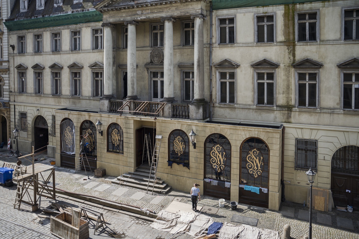 Netflix kręci „Lalkę” na Szajnochy we Wrocławiu. Tu będzie sklep Wokulskiego [ZDJĘCIA]