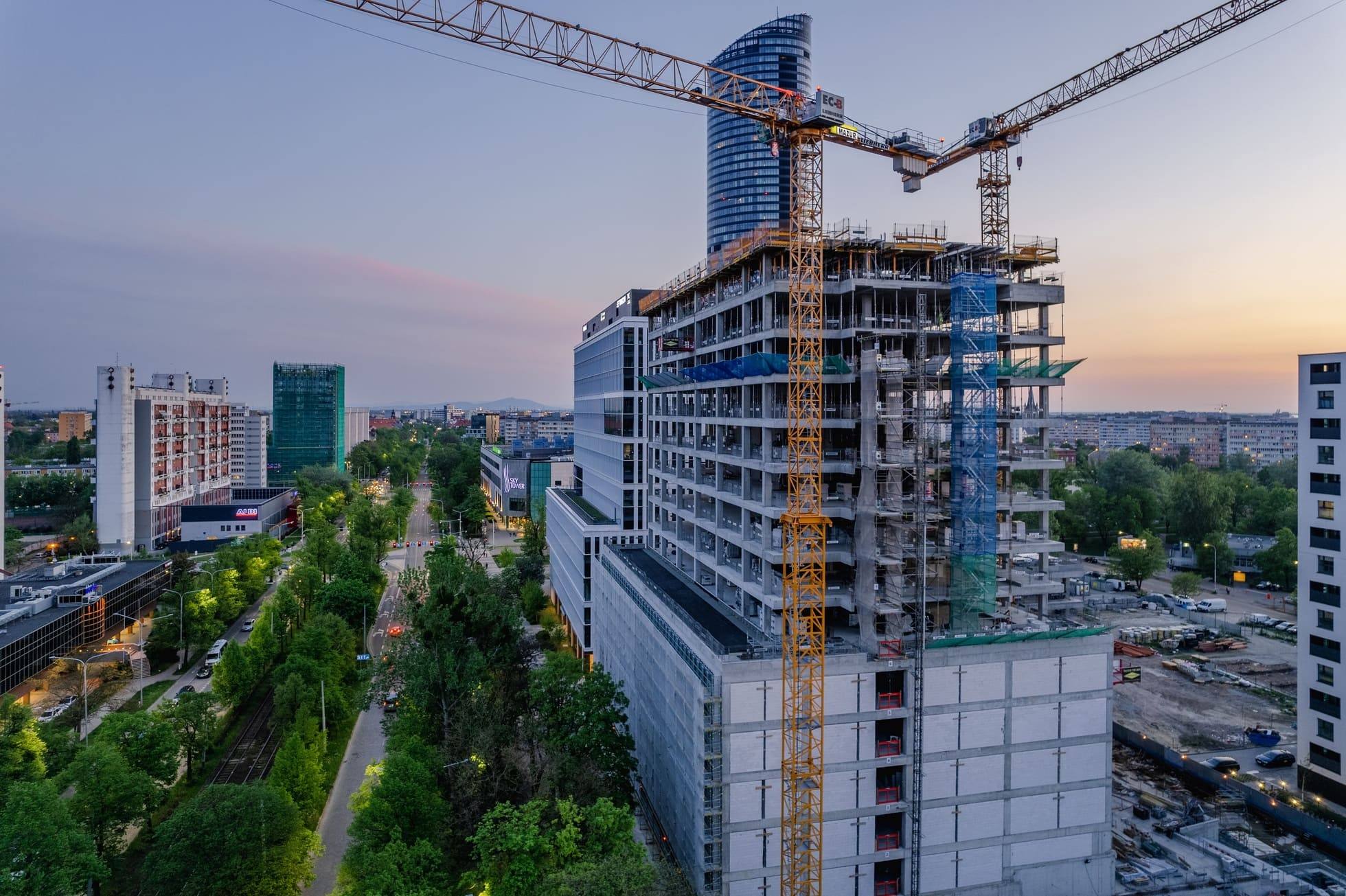 Centrum Południe we Wrocławiu z najnowszym 55-metrowym wieżowcem. Obok ...