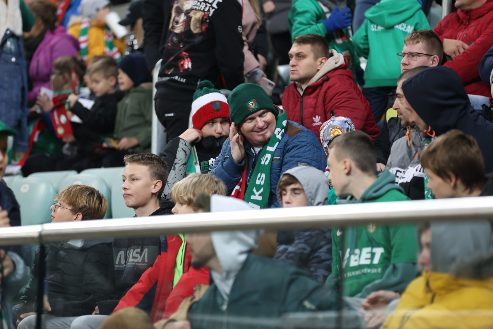 Kibice Śląska Wrocław świętują 75-lecie swojego klubu. Dziesiątki flag ...