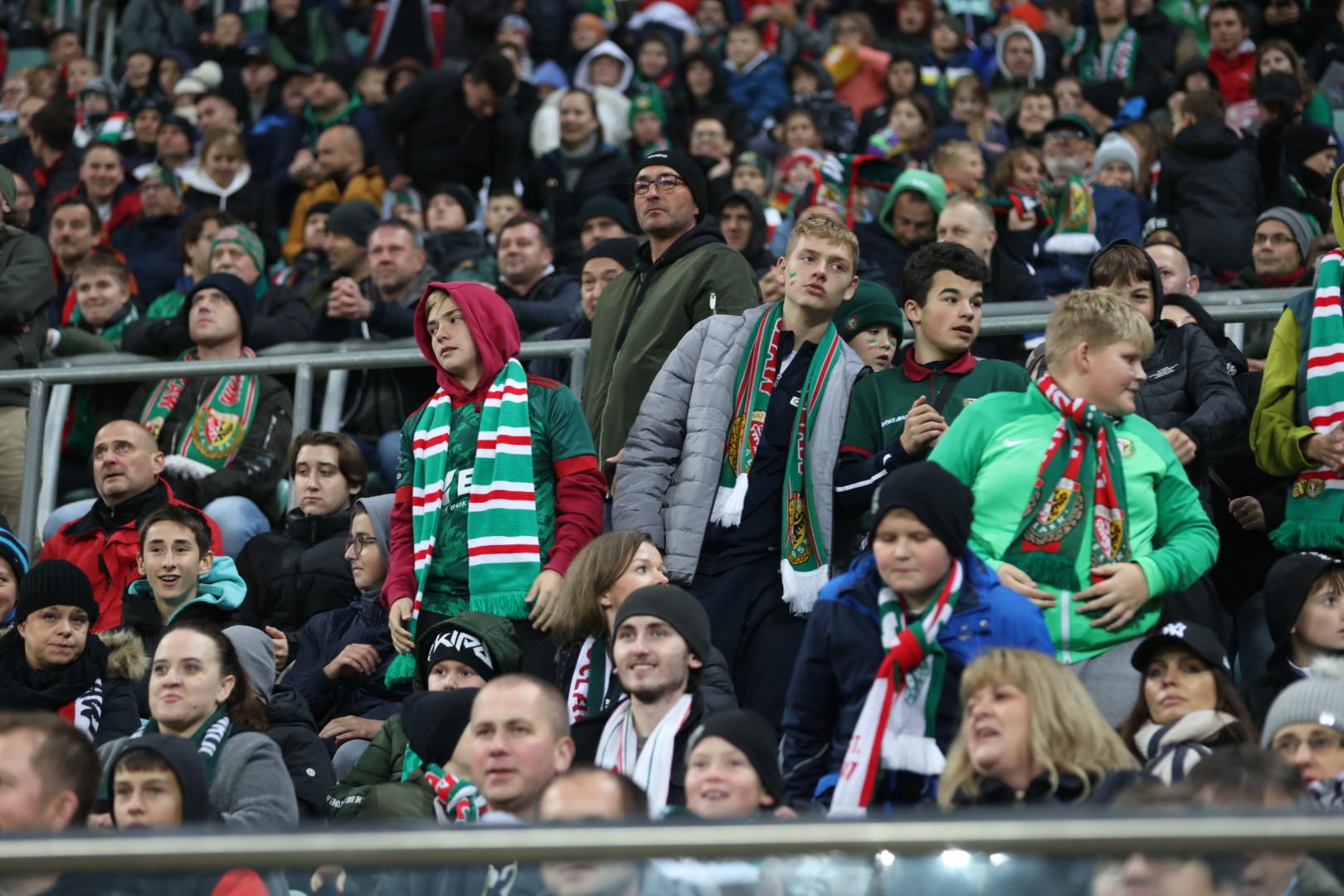 Kibice Śląska Wrocław świętują 75-lecie swojego klubu. Dziesiątki flag ...