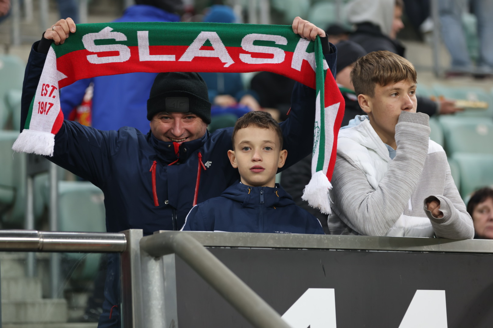 Kibice Śląska Wrocław świętują 75-lecie swojego klubu. Dziesiątki flag ...