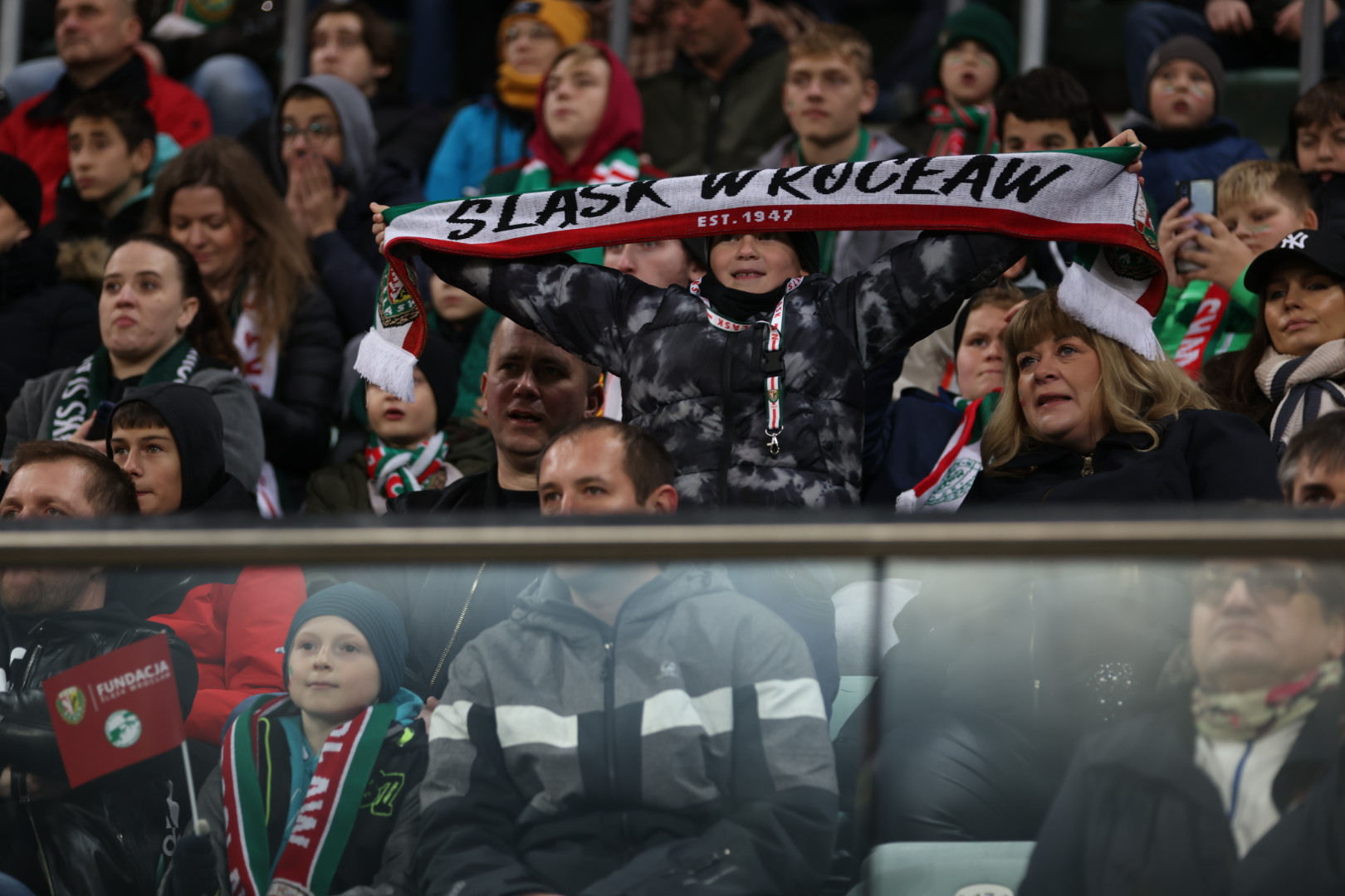 Kibice Śląska Wrocław świętują 75-lecie swojego klubu. Dziesiątki flag ...