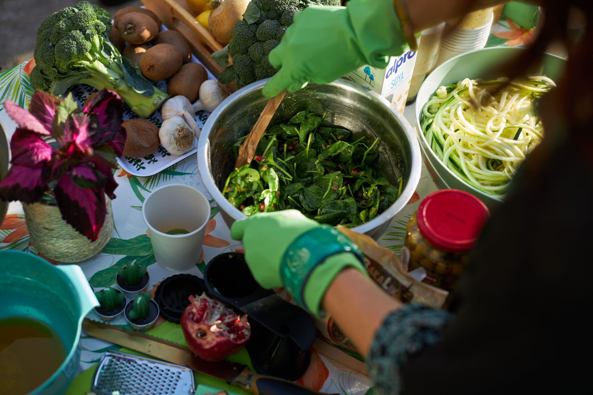 Sadzenie drzewa, sąsiedzkie gotowanie i wspólna biesiada na Ołbinie. F ...